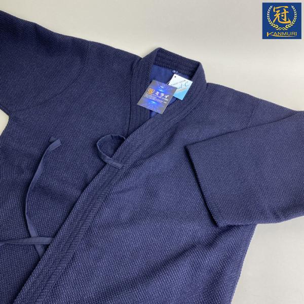 ポリエステル剣道衣の最高峰今までのポリエステル剣道にはない見栄えと厚み、吸水性、そしてストレッチ性を兼ね備えたしっかりとした道衣。審査用にも最適です。参考サイズ1L号-145cm2号-155cm2L号-160cm3号-165cm3L号-17...