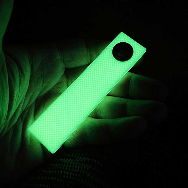 太陽光、スマートフォンのライト等様々な光源から蓄光することができるタグ。キーリングやジップに付けることで暗い状況でも素早く認識することができます。アメリカの政府機関と取引を行うために必要なCAGE CODE を取得したアメリカ企業にて製作さ...