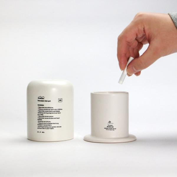 デザイン性の高い磁器製の電子タバコ専用の灰皿。灰皿に見えないおしゃれなデザインと使い勝手。場所を取らずコンパクトながら、吸い終わったアイコスのスティックであれば約40本入るたっぷりの収納力。筒状の本体とドーム型の蓋のパーツに分かれており、蓋...