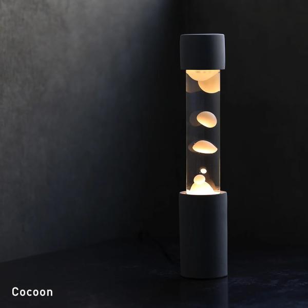 電球の熱と内臓のヒートコイルで温めたワックスが運動するモーションランプ（ラバランプ）。ワックスがガラスの筒の中を流動的に動く様子が幻想的でずっと見ていられるほど惹きつけられるます。ベース（土台）とキャップは風合いを出すために打ちっ放しのコン...