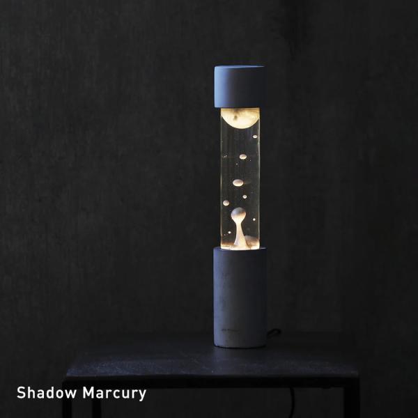 電球の熱と内臓のヒートコイルで温めたワックスが運動するモーションランプ（ラバランプ）。ワックスがガラスの筒の中を流動的に動く様子が幻想的でずっと見ていられるほど惹きつけられるます。ベース（土台）とキャップは風合いを出すために打ちっ放しのコン...