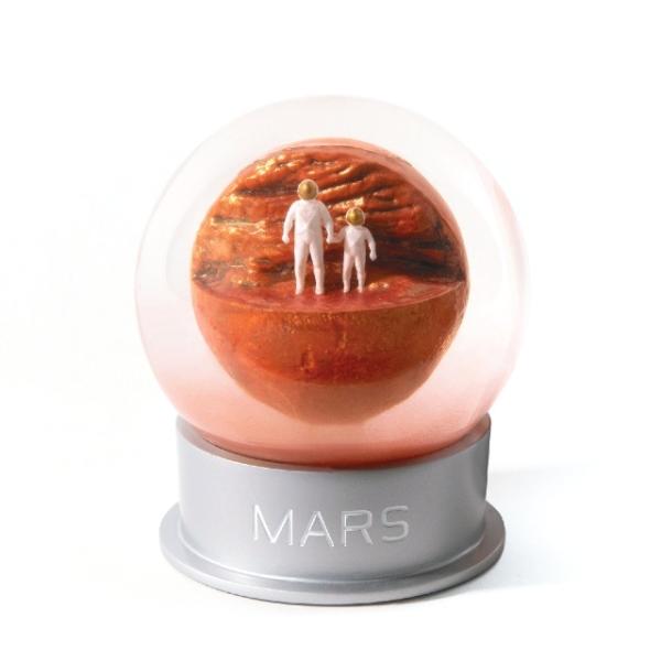 火星に実際存在するオリンポス山やマリネリス峡谷が再現されているスノードームMars Dust Globe（マーズ ダスト グローブ）。直径約10cmのドームの中に描かれた神秘的な景色は見ているだけでクセになってしまいます。火星の砂嵐の細かな...