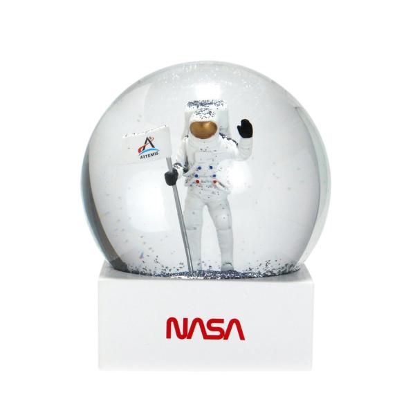 月面に立つ宇宙飛行士をモチーフにしたスノードーム。NASAに許可を得て制作された作品。手に掲げた「ARTEMIS（アルテミス）」の旗が、次世代の月探査ミッションを象徴しています。ドームを揺らすと銀色の粒子が舞い、月面の砂埃のような幻想的な風...