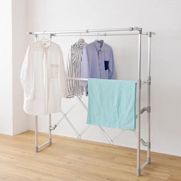 大容量アルミ製軽量スマート物干し。縦横伸縮式の室内物干し。幅９２〜１４５cmの伸縮式専用竿が３本付いていますので、コンパクトなスペースにもたっぷりの洗濯物が干せます。干すものや場所に合わせて効率よく洗濯物を干すことができます。たたむとコンパ...