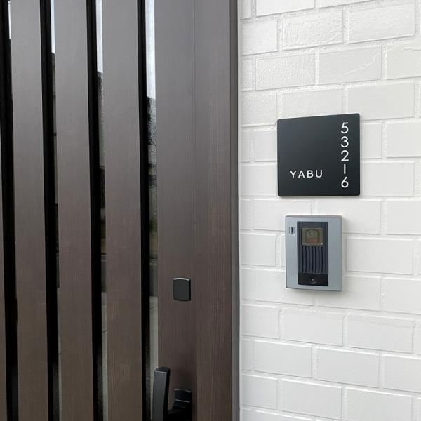 ブラックマット 表札 145mm角 厚み5mmレーザー加工でお好きな文字・名前を無料でお入れしますプレートはブラックマットアクリル、厚みが5ミリで存在感のある表札ですデザインは6種類、文字カラーはゴールド、シルバー、ホワイトよりお選びいただ...