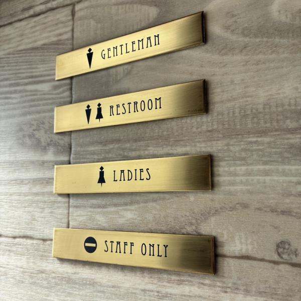 数量限定 真鍮製 ミニサインプレート 4種類 ダメージ ヴィンテージ加工真鍮ならではの経年劣化による風合いやヴィンテージ感を出すため、あえてダメージ加工（キズや色あせ）を施したプレートですおしゃれなドアプレート、インテリアのアクセントに！サ...