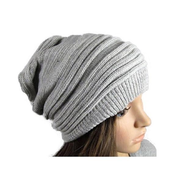 伸縮性に優れたニット帽です。締め付け感無くゆったりかぶれます♪ ルーズにかぶって、色んなコーデをするのも楽しい、コスパにも優れたおすすめのアイテムです。【サイズ】フリー（53-70cm程度）【カラー】グレー　【素材】アクリル【生産国】中国ゆ...