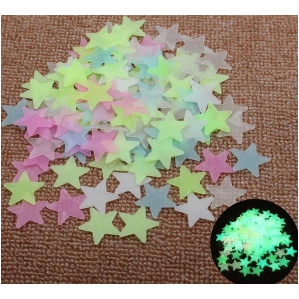 ★お部屋が素敵な空間に早変わり！貼るだけで簡単に模様替えできます♪部屋を明るく華やかに。星形のウォールステッカーで、彩り幻想的な雰囲気を演出できます。太陽や電灯などから光を蓄積することにより、暗い所で星空のように光ります。※お使いの環境や部...