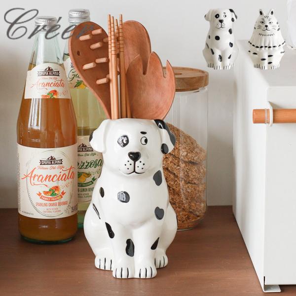 キッチンやリビングに、そっと可愛らしい存在感を添える磁器製のツールスタンドです。白く美しい磁器で仕立てられ、表面はつるりとなめらか。清潔感のある艶やかな質感が、毎日の暮らしに上品なアクセントをもたらします。ぽってりとした丸みのあるフォルムは...