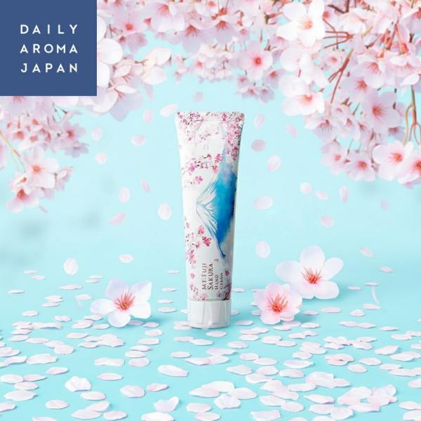春のうららかなイメージを表現した爽やかな香りのハンドクリーム。春霞に包まれた景色の中、雄々しい富士山を背に、桜がそっと舞い踊る――日本の春を感じさせるデザイン。うららかな陽の光に照らされて、ひとひらずつ咲いてゆく桜のように、みずみずしく澄ん...