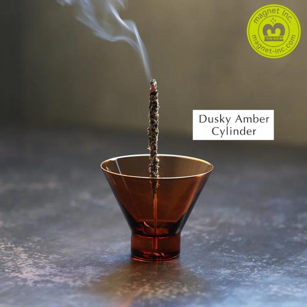 燃え尽きるまでの儚さを優雅な時間にする【Hazel Alle a te】金縁とグラスのフォルムが美しいインセンスホルダーお香を灯すと、ガラスの美しい透明感が炎を映し出し、幻想的な雰囲気を演出します。部屋全体に広がる香りが、心地よいリラックス...