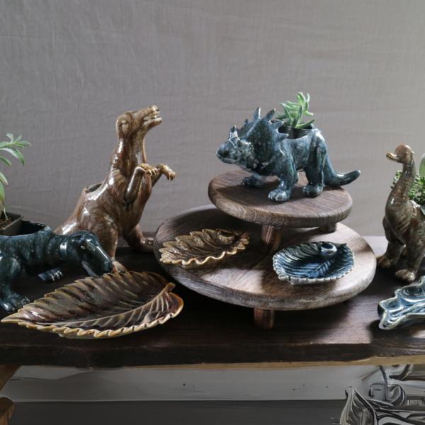 恐竜たちをモチーフにした植栽ポットフラワーベースとしても、観葉植物を収納しても利用可能。また、玄関のキーケースや小物入れにも良いかもしれません。釉薬の温かみのある風合いと表面のゆるやかな凹凸、今にも動き出しそうな恐竜たちは光の角度によって可...