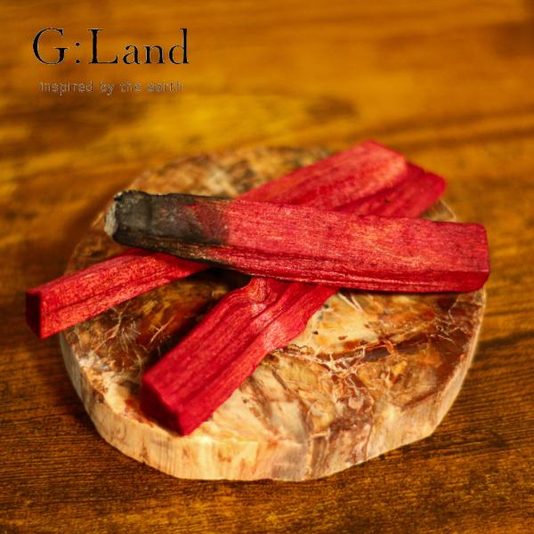 【＼新シリーズ／樹液の宝石”ドラゴンズブラッド”を纏った『深紅のパロサント』が登場】樹液の宝石”ドラゴンズブラッド樹脂”をたっぷり染みこませたパロサントスティック。従来のパロサントスティック（ペルー産）の香りに、ドラゴンズブラッドの甘酸っぱ...