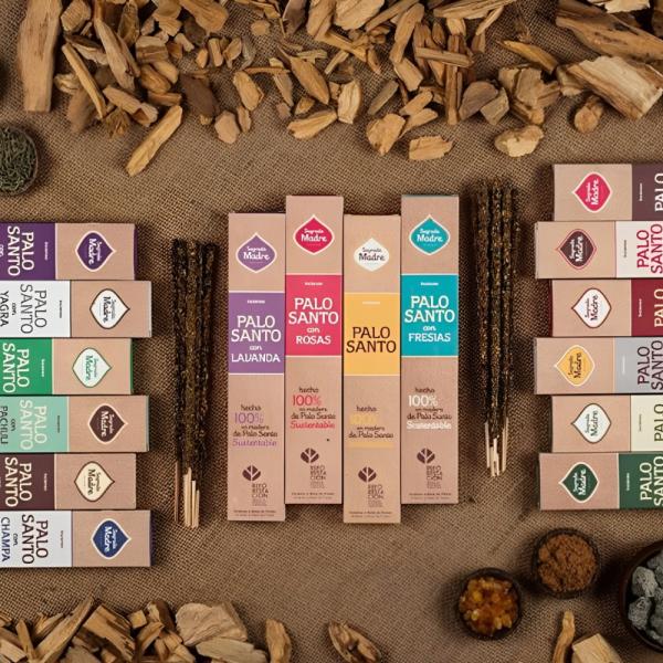 パイン材に香り豊かで神聖なパロサントチップをふんだんにまぶした、自然の恵みを詰め込んだお香です。廃棄されるフルーツや 天然のハーブや樹脂を配合し、香りと癒しの相乗効果を楽しめる一品に仕上げました。純粋な樹脂と天然成分のプレミアム品質なお香。...