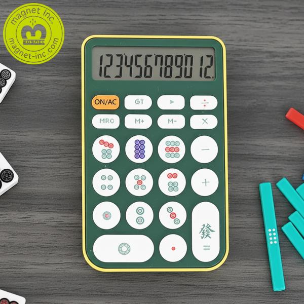 数字の代わりに麻雀牌、新しい打ち方で計算もツモ！視覚的に楽しめるユニークなデザインで、まるで卓上で牌を触っているような感覚のまま、気づけばサクッと答えが導き出せる――そんな新感覚の「麻雀電卓」が登場です。筒子（ピンズ）デザインのボタンは、押...