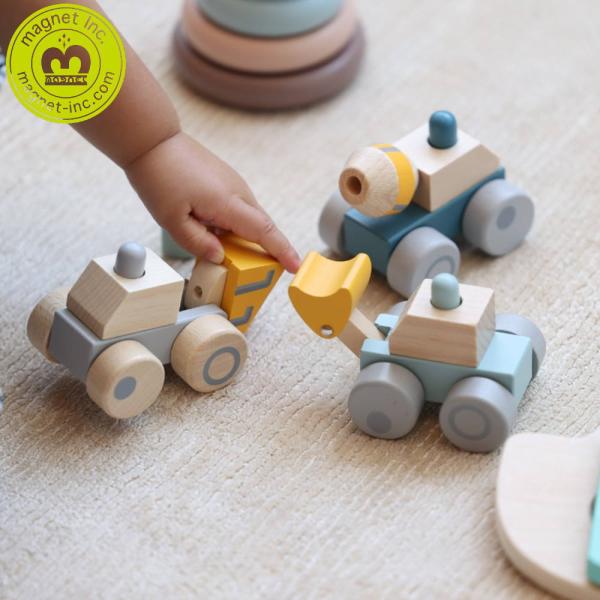 優しい色合いの木製トラックのおもちゃお部屋に散らばっていても可愛く見えちゃう優しい色合いの木製おもちゃ。Adnil LAND（アドニルランド）のキッズシリーズ片付けの暇もない親御さんもニッコリ。振ったり、掴んだり、脳に刺激を与えてくれ、形状...