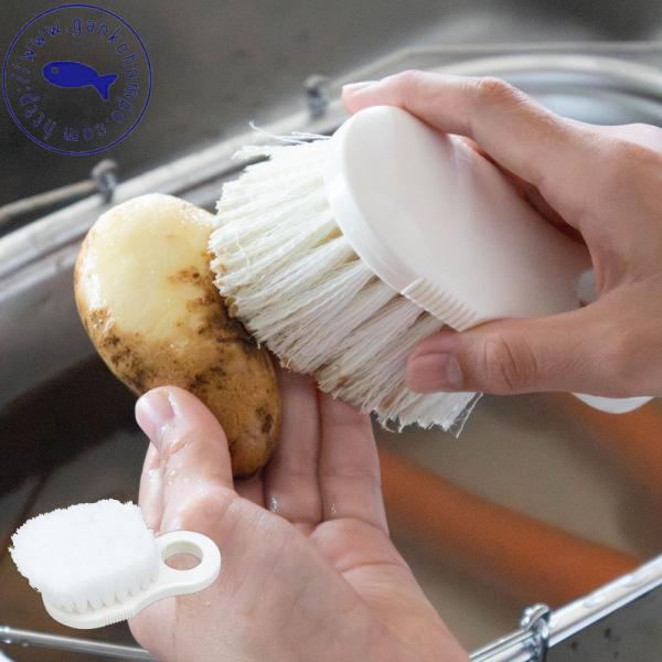 海へ…Fukii、森と…Fukiiシリーズで有名ながんこ本舗様企画の人気商品が登場。まな板やザルやお鍋だけでなく、シンクや野菜など、何でも洗える万能ブラシです。ゴムのチカラを利用して水だけで汚れを落とすから、洗剤が必要ありません。洗剤を使わ...