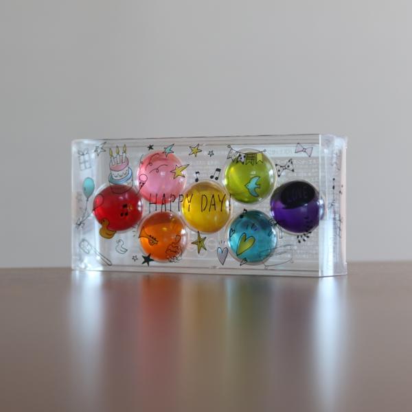 ７つのボールが奏でる色と香りのハーモニー「パトモス バスエッセンス ハッピーディ」。手のひらサイズの小さなハート型カプセルの中には天然成分由来の保湿・保温と華やかな香りが詰め込まれています。1セット７個入で今日はどの香りにするか選ぶ楽しさも...