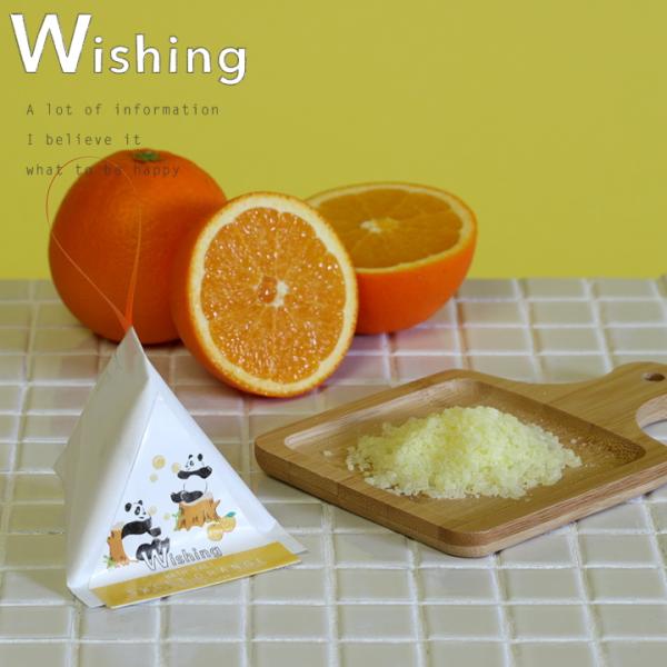 ミネラル豊富な天然の海塩に、芳香成分としてエッセンシャルオイルを配合。保湿成分として肌馴染みが良い植物性オイル配合した自然由来成分が高いバスソルトです。塩素除去成分配合で肌の乾燥や刺激を抑えます。着色剤不使用で身体にも優しく、残ったお湯を洗...