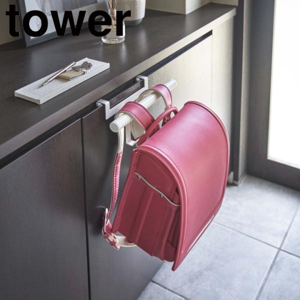 玄関の下駄箱収納扉に簡単取付け。便利なランドセル＆リュックハンガー！用途に併せて使い方自在。リュックやランドセルをしっかり掛けられる丈夫なスチール製のハンガー。雨具や傘などの一時掛けにも便利です。お子様のかばんや上履きなど、収納場所に困るも...