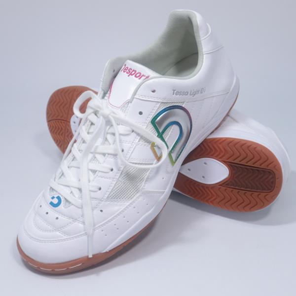 デスポルチ、大人/メンズ用フットサルシューズ。足裏感と衝撃吸収を高次元のバランスで実現した高機能モデル。中底全面に、高次元の緩衝効果と適度な反発弾性機能、ヘタリの少ない衝撃吸収性能を併せ持つ高衝撃吸収素材「SlimFlex」を採用。インドア...