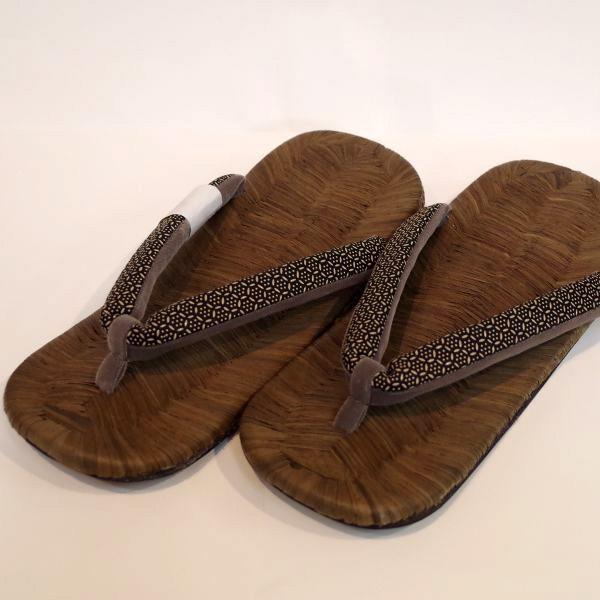 ◎畳表カラス染めの男性用高級雪駄丁寧に茶色に染めた畳表は通好みの逸品。カラスといっても黒ではなく茶色の色合いをさします。台に足のあとがつきにくく色落ちの心配がないのが特長です。本天鼻緒の表には印伝を施した上品な雪駄。普段使いはもちろん、旅行...