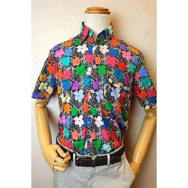 メンズファッション　ブランド「OSVALDO TRUCCHI　ボタニカル柄隠れボタンダウン半袖シャツ」フィレンツェ出身のデザイナーが創業したシャツファクトリー「オズバルド・トルッキ」。カラフルなボタニカル柄の隠れボタンダウンカラー半袖シャツ...