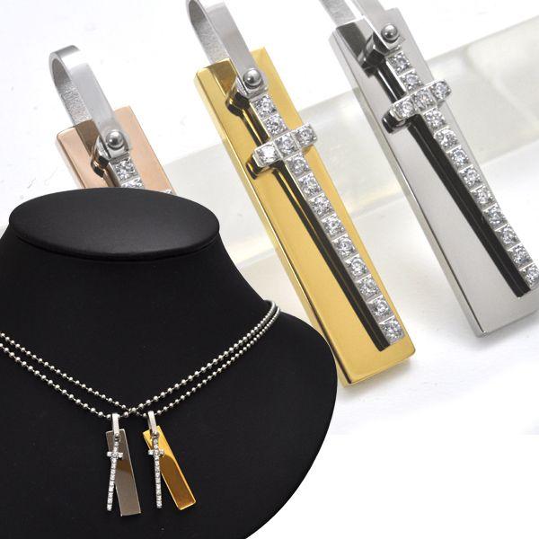 【発売日：2026年01月05日】クロスにキュービックジルコニアをあしらったペアペンダント！ステンレス製なのでアレルギーを気にすることなく楽しめ、酸化による黒ずみがないので持続する輝きを楽しめます♪プレートの裏面に名入れやオリジナルメッセー...