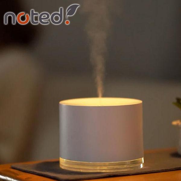 ベッドサイドで、玄関で、リビングで。潤いを保つポータブル加湿器やわらかい暖色系の光はベッドサイドの間接照明としてもお使いいただけます。USBケーブル充電式でワイヤレスで持ち運びもできるポータブル加湿器です。【商品仕様】サイズ：H100×W1...