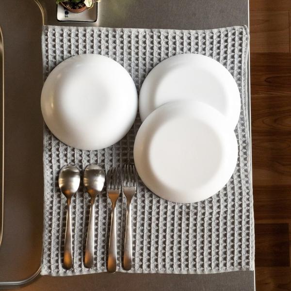 あっちこっち水切りマットはワッフル生地を使用した、日本製の水切りマットです。食器をたくさん使われる方や、水残りが気になる方にオススメです。テイジン独自のマイクロファイバー糸「ミクロスター」を使用。極細繊維だからぐんぐん水を吸収します！水切り...