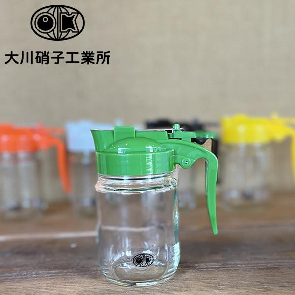 欧米で使われていたハニーサーバーに改良を加えた容器として、1978年より養蜂場向けに発売が開始されました。注ぎ口の切れ味が良く、レバーの操作で必要な分だけ注ぐことができます。蜂蜜以外にも、ソース類や顆粒状のものにもお使い頂けます。（専用化粧...