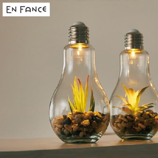 テラリウム？思わず本物と間違えてしまいそうなインテリアテーブルライト。電球型の可愛らしいフォルムの中にはフェイクグリーンが。直径10.5cm、高さ22.5cmの存在感のあるサイズ感で無駄のないデザインなので場所を選ばずそっと佇みます。普段は...