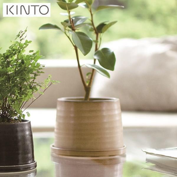緩やかなろくろ目と味わい深い釉薬で、嫌味の無いツヤがあり、ヴィンテージ家具を取り入れたインテリアにも相性が良い「PLANT POT 192」。安定感ある台形のフォルムがのびのびと広がる葉の植物もバランスよく見せることができます。容器の底には...