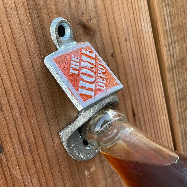 DIY好きなアメリカ人を支える全米最大のホームセンターチェーン、ホームデポから、壁に取り付けする昔ながらの栓抜きが登場！鋳鉄製の本体にはオレンジのスクエアロゴ、ホームデポのマークが刻印されています。このウォールマウントタイプは、栓抜きとして...