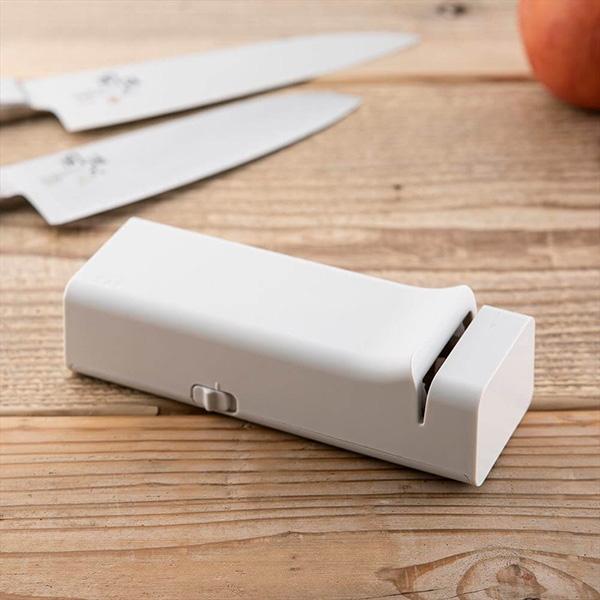 研ぎやすさ・コンパクト・静音を同時に実現した電動シャープナー。ワンスリットなので簡単・スピーディーに刃付けでき、本体はコンパクトかつコードレスなので収納がしやすく、静音設計により作動音によるストレスを軽減しました。※片刃の包丁（出刃包丁など...