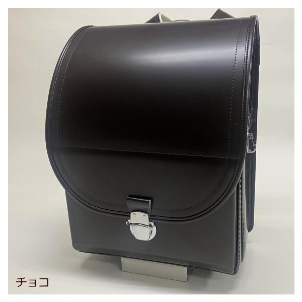 希少部位のスムース牛革使用です。本革の中ではトップクラスの丈夫さと軽さで定評があります。雨などでの表面色落ちは一切ないと言ってよいほどの高級素材です。昔ながらのシンプルかつレトロな型です。６年間保証。各品番各色在庫が切れたら随時追加製造の入...
