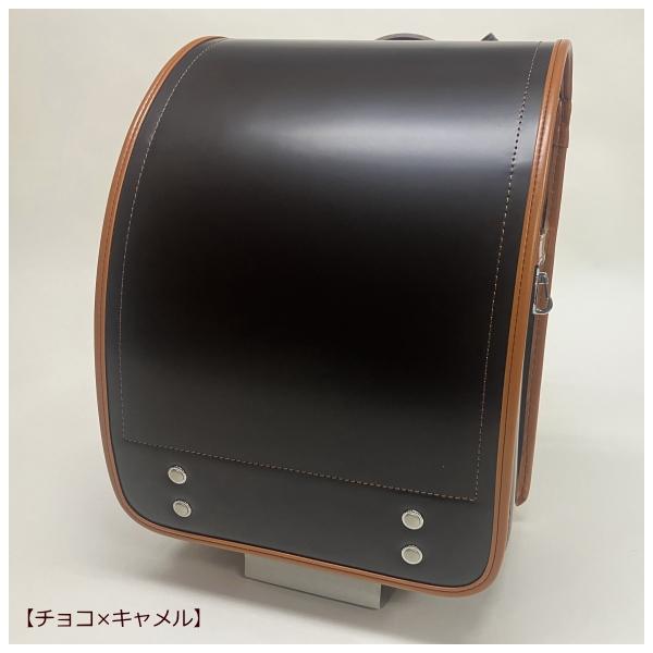 希少部位のスムース牛革使用です。本革の中ではトップクラスの丈夫さと軽さで定評があります。雨などでの表面色落ちは一切ないと言ってよいほどの高級素材です。昔ながらのシンプルかつレトロな型です。６年間保証。各品番各色在庫が切れたら随時追加製造の入...