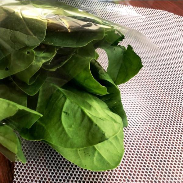 野菜がつるりんwhiteの特徴・野菜の袋詰めのイライラを解消する包装補助具。・濡れた野菜だと入りにくい防曇袋でも、ササッと袋詰できます。・つるりんの網目がつくる空間が摩擦を減らし、スムーズに作業できます。使用上の注意※折り畳んだり、強く折り...