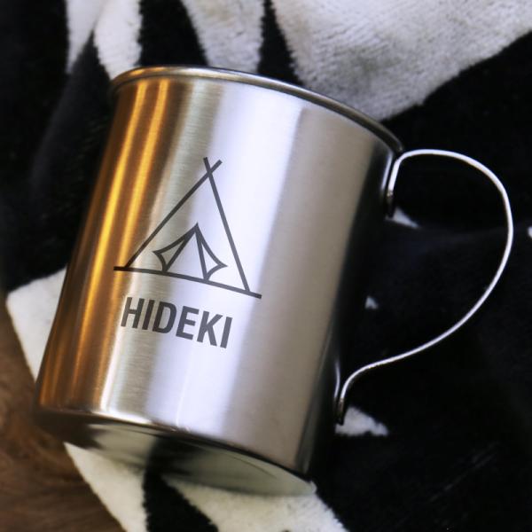＼ ステンレスマグにシンプルなワンポイントデザインが登場★ ／デザインに溶け込むさりげない名入れで、自分のカップが一目瞭然！室内でもアウトドア気分を楽しめるデザイン。レーザー彫刻だから剥がれたりすることなく、愛着を深めていただけます♪安心の...