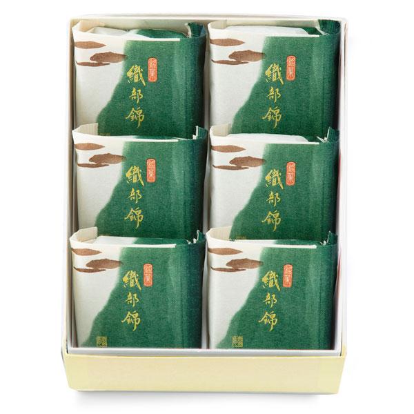 きざみ栗入りの風味豊かなさつま芋あんとこしあんを包んだ、素朴でしっとりとした焼饅頭です。天面に笹竜胆の絵柄をあしらい上品に仕上げました。内容・容量 : 織部錦×6個消費期限 : 製造から60日特定原材料等 : 卵、乳、小麦