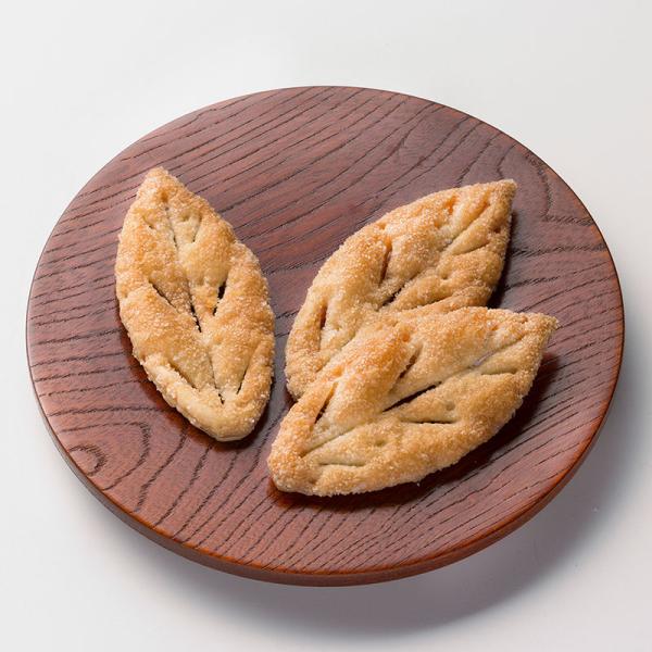 栗ペーストを練りこんで焼き上げたリーフパイ。薄い層で重なった生地はサクッと軽やかな食感で、バターの甘みとほのかな栗の風味が味わえます。長さ１０センチほどの小ぶりなサイズで子供から大人まで気軽にお召し上がりいただける欧風菓子です。原材料：パイ...