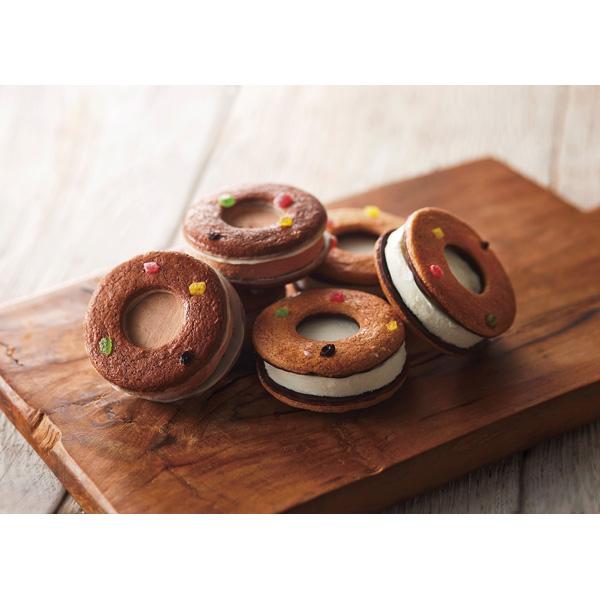 看板商品「リングターツ」クッキーでバニラ・チョコレートアイスをサンドし、チョコレートコーティングしました。※お届けまでに1週間から１０日前後かかります※他商品との抱合せ・二重包装はできません【セット内容】リングターツサンドアイス（バニラ・チ...
