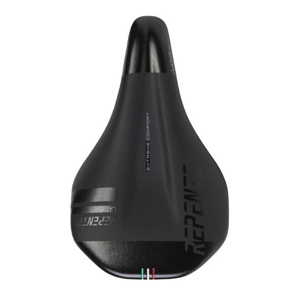 Latus Mは、従来のサドルよりもやや幅広のフィット感を好むサイクリストのためのフルカーボンサドルです。142mmという幅は、ワイドシートの中でも最も需要の高い標準的なサイズです。一方向カーボンファイバーのオートクレーブ加工、差動断面レー...