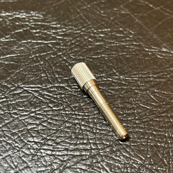 長澤製作所「総銀製汎用ネジ1号」プラチナメッキ仕上げ昨年の特注依頼で、JLVリガチャーネジを賜り、その後のお問い合わせにて、海外のお客様にもリピートで収めさせていただいております。リガチャーネジ専用以外に汎用性を持つ可能性もあることから、出...