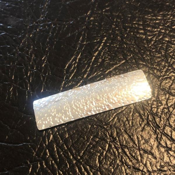 クラリネット用リガチャープレート銀無垢ケース付きリードの振動が、響きや音色へと変わる大きな要因は、リード自身の堅い外皮に反響して作り上げられます。その外皮をさらにリガチャープレートで覆うことによって伝達効率を向上させ、演奏の潜在能力を引き出...