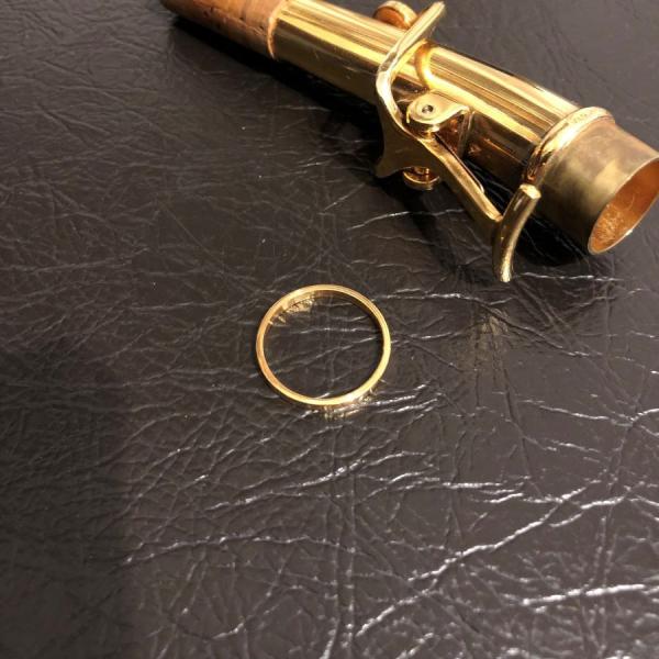 サックスのネックジョイントに約2mmのリングを加えて、音色やフラジオのあたりを変えます。ネックジョイントを2mm抜くことで、倍音が豊かになり、特にフラジオのあたりの手助けに効果を発揮します。フラジオ域の音の芯が太くなるという好評を得ておりま...