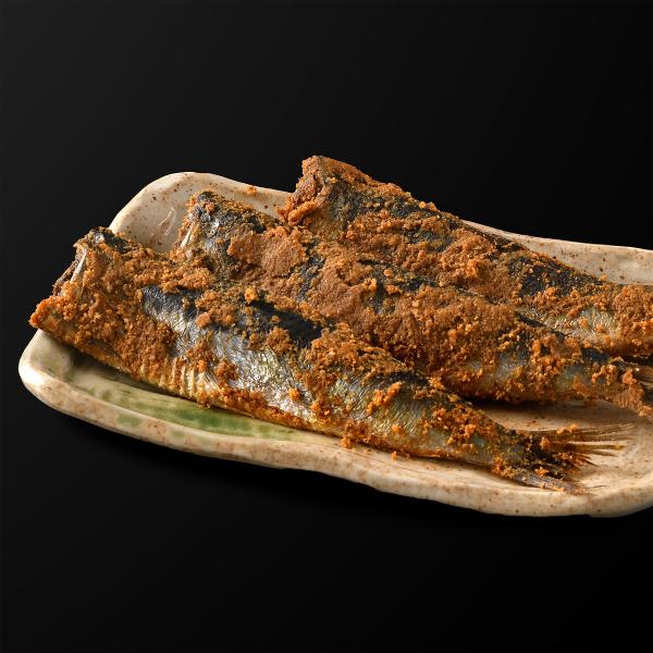 脂の乗りの良いイワシを選別して使用し、煎り糠を使って味に香りと深みを加えたぬか漬け-糠いわし-です。イワシの周りについている糠を水で洗い流しキッチンペーパーなどで水分を軽くふき取って、弱火でじっくり焼いてください。※脂が強いので焦げ付かない...