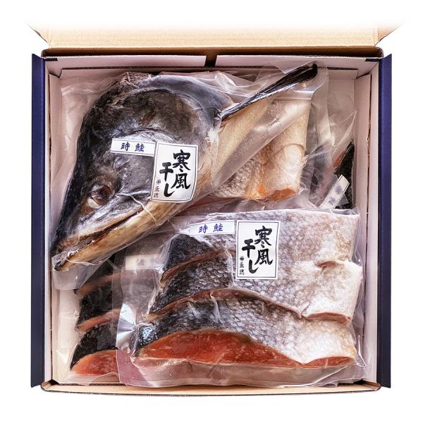 時鮭に塩をなじませ、塩引鮭の製法に倣い寒風に晒して干し上げたものです。時鮭は若い鮭で、脂のりが良いのが特徴で、初夏に獲れることから時知らずとも呼ばれています。