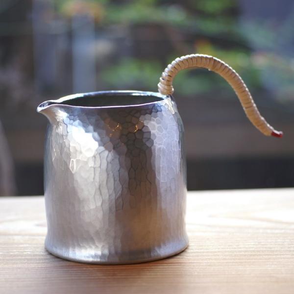 純錫の板を鎚で叩いて制作しています。人気の錫ちろりの定番形の二合用として制作しました。高さを抑えた安定感のあるデザイン。うっかり倒したりしないように使いやすく仕上げました。鍛金ならではの鎚目模様の美しさも魅力です。約３６０ｃｃの容量です。手...
