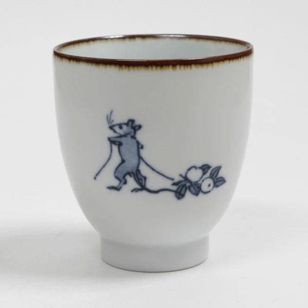 長崎・波佐見焼の湯呑みです。日本最古の漫画といわれる鳥獣戯画の絵巻物に登場する擬人化された動物たちをモチーフに、楽しそうに歌い踊る田楽(でんがく)の様子を描きました。田楽は平安時代から行われた民間の舞踊で、田植えの前に豊作を祈って。びんさざ...